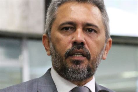 Inaceitável e atrocidade diz governador do Ceará após chacina de 7