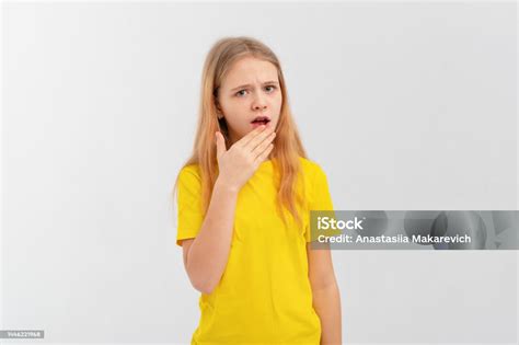 충격을 받고 카메라에 걱정하는 십대 소녀의 초상화 열린 입과 고랑 눈썹 깜짝 놀란 끔찍한 끔찍한 소식을 듣고 흰색 스튜디오 배경