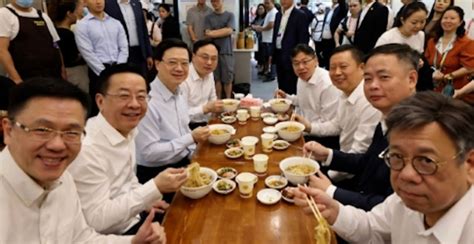 李家超现身贵阳街头品尝特色美食肠旺面 发文“畅旺、常旺、长旺”腾讯新闻
