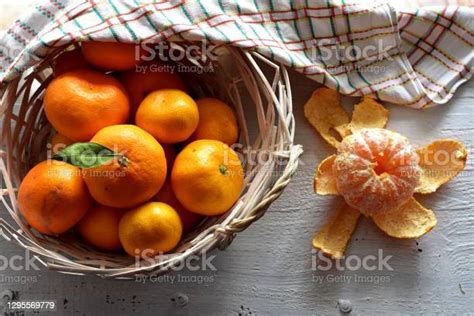 그릇에 잘 익은 육즙 귤 귤 잎 신선한 향기로운 만다린 귤을 수확하십시오 감귤에 대한 스톡 사진 및 기타 이미지 감귤