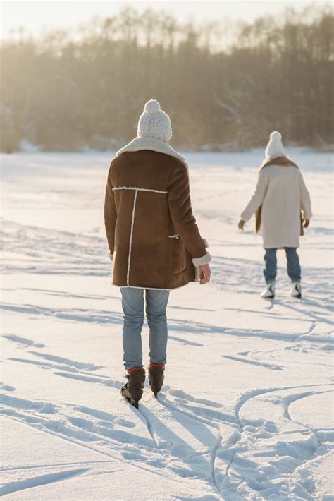 What To Wear When Ice Skating Top 8 Outfits Indoor And Outdoor Hopdes