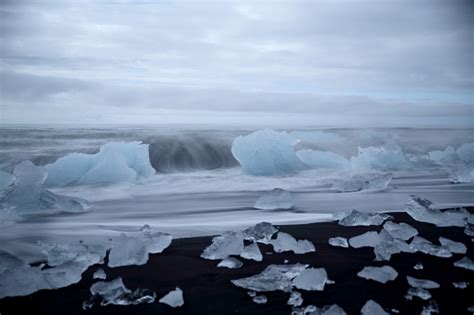 Jökulsarlon 빙하 라군에서 빙산 북대서양 아이슬란드에서에서 인근 화산 모래 해변에 떠 밀려 0명에 대한 스톡 사진 및