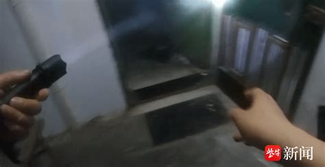 房屋冒浓烟疑似失火，民警果断破门救援王先生检查报警