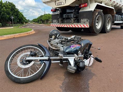 Condutor De Moto Fica Ferido Ao Se Envolver Em Acidente Com Caminhão