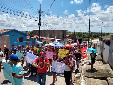 Cerca de 400 famílias protestam nas ruas de Bayeux PB nesta quarta