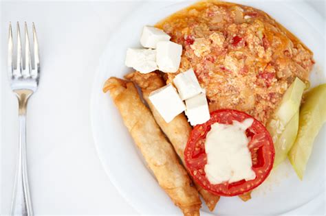 갓 준비한 아침 식사 스크램블 에그 토마토와 치즈의 구운 조각 바삭한 치즈 스틱 호박 흰 식탁보에 흰색 접시에 얇게 썬 페타 위에서 보기 건강한 식생활에 대한 스톡 사진 및