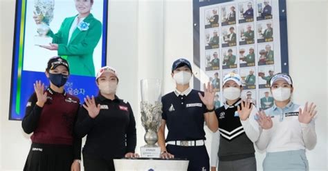 역대 챔피언들의 우승 사진과 현역 투어 최강자들 Klpga 하이트진로 챔피언십