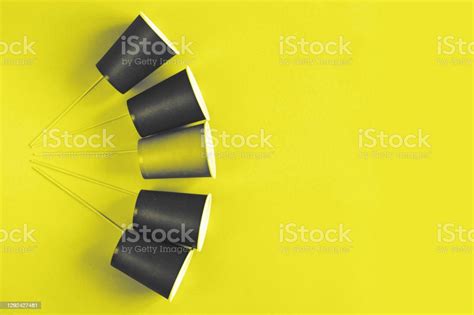 노란색과 회색 배경에 환경 친화적 인 일회용 조명 및 얼티밋 그레이 종이 컵 생태 개념배너 0명에 대한 스톡 사진 및 기타