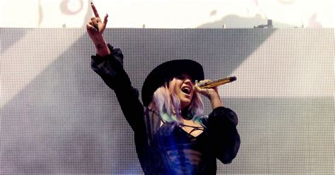 Kesha Flips Off Instagram Body Shamers