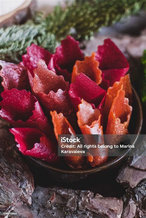 과일 롤 파스티유 애플 사탕 롤 칩 잘게 썬 과일은 잘게 썬 과일을 건조합니다 유용한 단맛 음식 디저트 수제 간식 과일을 분해했습니다 천연 및 건강 무설탕 영양 개체 그룹에