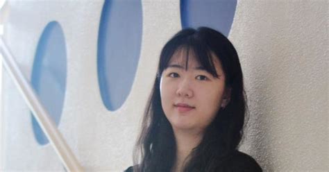 포즈 취하는 강소휘