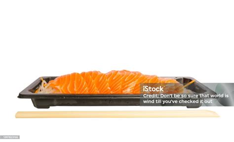 작은 검은 쟁반의 야채 조각에 연어 사시미의 행 위에 대나무 젓가락 연어는 높은 오메가 3 지방산 단백질 및 비타민 클리핑 경로와 복사 공간이있는 흰색 배경에 분리 및