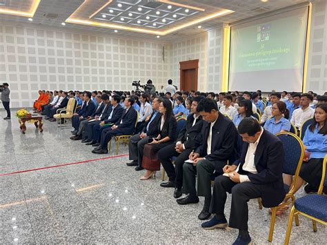 សម្តេចតេជោ ហ៊ុន សែន ឧបត្ថម្ភសៀវភៅវចនានុក្រមចំនួន១០០០ក្បាល ដល់រាជបណ្ឌិត្យសភាកម្ពុជា ឯកឧត្តមបណ្ឌិត