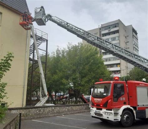 Agenda Pompierului Intervenţie pentru salvarea a doi muncitori rămaşi blocaţi la înălţime