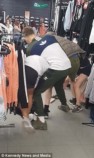 Shocking Moment Two Girls Became Embroiled In A Vicious Hair Pulling Catfight Daily Mail Online