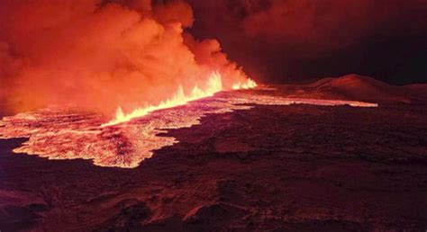 영상 하늘 높이 치솟은 붉은 용암아이슬란드 남서부 화산 폭발