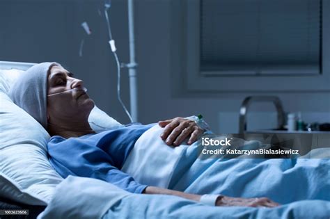 Photo Libre De Droit De Femme Malade En Train De Mourir À Lhôpital