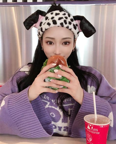 下津明日香さんのインスタグラム写真 下津明日香instagram「・ ずっと食べてたのさ🍔🥤🍦 夢の国」10月29日 21時11分