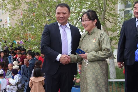 Алдарт Эх одон гардуулан өглөө