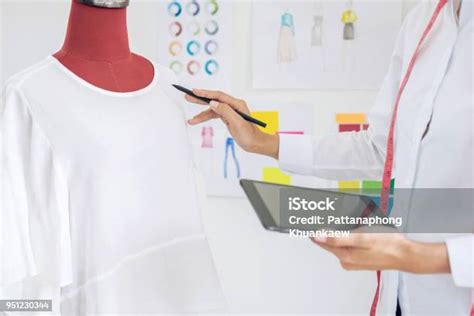 측정 레드 스케치 예술 직업 및 직업 직업에 새로운 컬렉션의 디지털 태블릿에 독창적인 디자인과 예술적인 개념으로 더미를 사용 하는 세련 된 패션 디자이너 개인 장식품에 대한