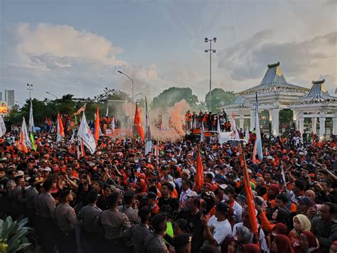 Tolak Penetapan UMP Jatim 2024 Buruh Ancam Demo Besar Super