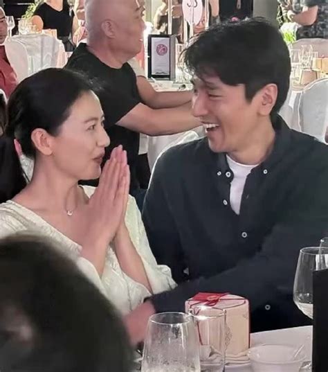 趙又廷、高圓圓結婚10周年甜密同框！深情對望畫面讓網友「甜到牙疼」