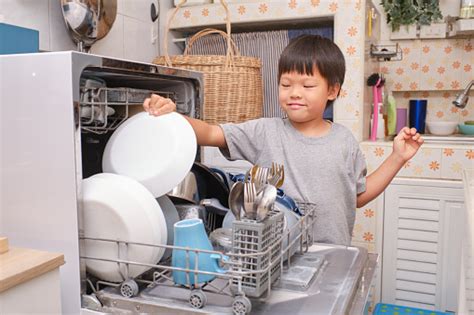 아시아 어린이 는 집에서 부엌에서 식기 세척기 설거기 재밌는 요리 설거지 식기세척기에 대한 스톡 사진 및 기타 이미지 식기
