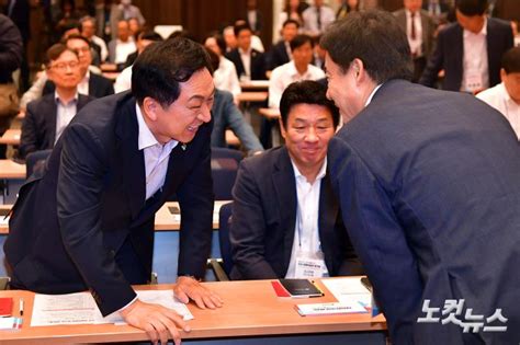 인사하는 김기현 대표 이용호 의원 노컷뉴스