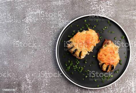 곰 발 어두운 배경에 둥근 접시에 치즈와 구운 돼지 고기 스테이크 0명에 대한 스톡 사진 및 기타 이미지 0명 고기 구이