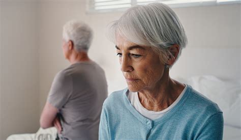 이혼 부부 노인 여성은 불안으로 침대에 누워 불륜 결혼 및 좌절로 무시합니다 스트레스 침실에 있는 노인과 노인 우울증 갈등이나 문제로 싸우다 아내에 대한 스톡 사진 및 기타