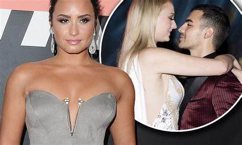 Demi Lovato Admits To Using Exclusive Online Dating App Daily Mail Online
