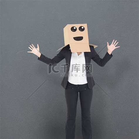 头顶有盒子的女商人的复合形象高清摄影大图 千库网