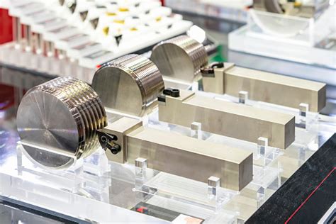 샘플 절삭 공구 및 공작물 쇼 기능 또는 산업 제조 공정을위한 Cnc 머시닝 센터 또는 선반 기계를 사용하는 방법을 닫습니다 Cnc 장치에 대한 스톡 사진 및 기타 이미지