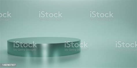 스튜디오 배경이 있는 반짝이는 녹색 둥근 받침대 또는 연단 제품을 보여주기 위한 빈 디스플레이 또는 클린룸 텍스트를 위한 공간을 복사합니다 연단 전시 또는 진열장을 위한