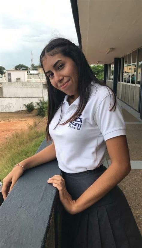 Colegiala Tetona Desnudandose En El Baño Del Cole COLEGIALAS PRO