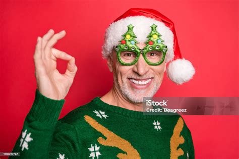 내 X마스 의상은 최고의 하나의 개념입니다 만화 잘 생긴 좋은 흥분 쾌활한 기쁜 긍정적 인 할아버지 만들기 Okey 기호 고립 밝은 색상 배경의 사진 초상화를 닫습니다 12