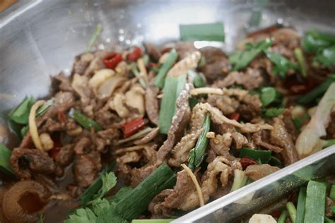 黔东南。牛瘪。稻田鱼。鲜牛肉粉。黄皮西瓜。炒鸡。都好吃。米豆腐和腊肉我最爱。祝福大家午饭吃好。腊肉稻田西瓜