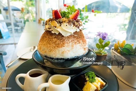 찬 한국 아이스크림 딸기 Bingsoo 또는 Bingsu 넣어 감기와 독감에 대한 스톡 사진 및 기타 이미지 감기와 독감