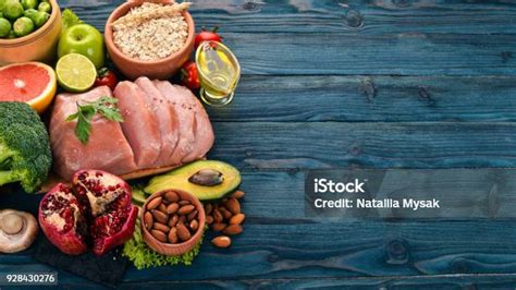 건강 한 음식입니다 생고기 아보카도 브로콜리 신선한 야채 견과류와 과일 에 나무 배경 최고의 볼 수 있습니다 공간에 복사 합니다 가금류에 대한 스톡 사진 및 기타 이미지