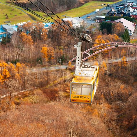 2013高清图片 2013 年 11 月 21 日，日本北海道 — 乌苏山山缆车，秋叶黄树，鸟瞰图 风景名胜免费下载格式2848像素