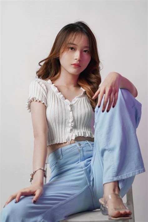 Photoshoot Studio Indoor Pose Seksi Vior Dengan Background Putih