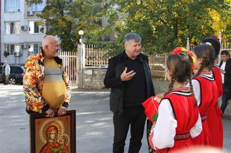 Директорът на СУ Христо Ботев Враца Виктор Кръстев посрещна известен