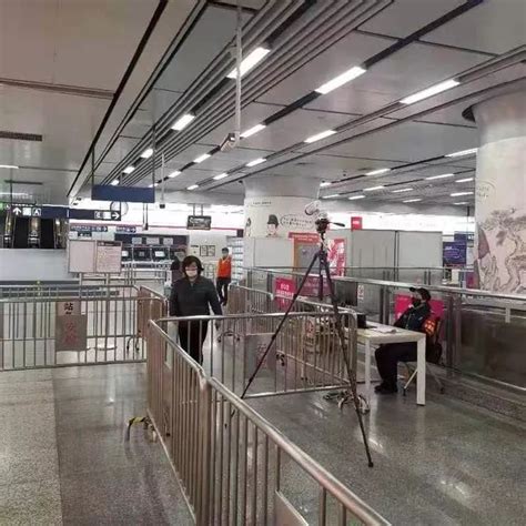 返岗第一个早高峰，杭州地铁是这般景象！车厢里座无虚席，但从未如此安静 搜狐大视野 搜狐新闻