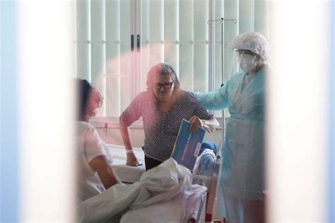 Idosa câncer vence Covid e recebe alta de hospital no dia do aniversário de anos