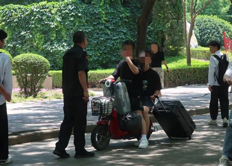 保卫处开展校园内违规驾驶行为纠察暨道路交通安全宣传活动 保卫处