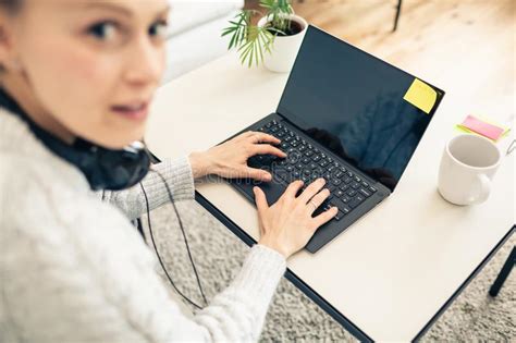 Женщина работая от дома на ноутбуке Стоковое Фото изображение