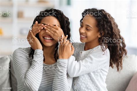 미소 짓는 흑인 소녀 닫는 그녀의 어머니 눈 만들기 놀라움 2명에 대한 스톡 사진 및 기타 이미지 2명 가족 감사