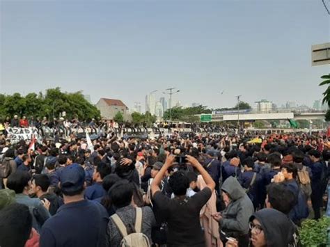 Demo Lanjutan Rombongan Mahasiswa Mulai Berdatangan Ke Gedung DPR Okezone Nasional