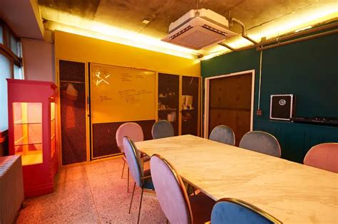 조명으로 포인트를 준 빈티지 컨셉 73평 게스트하우스 인테리어