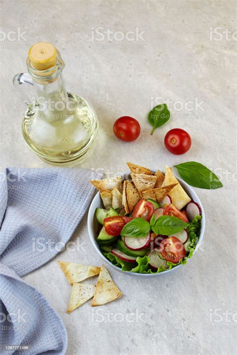 Fattoush 또는 아랍 샐러드 피타 빵 신선한 야채와 바질 은 가벼운 배경에 접시에 레바논 중동에 대한 스톡 사진 및 기타